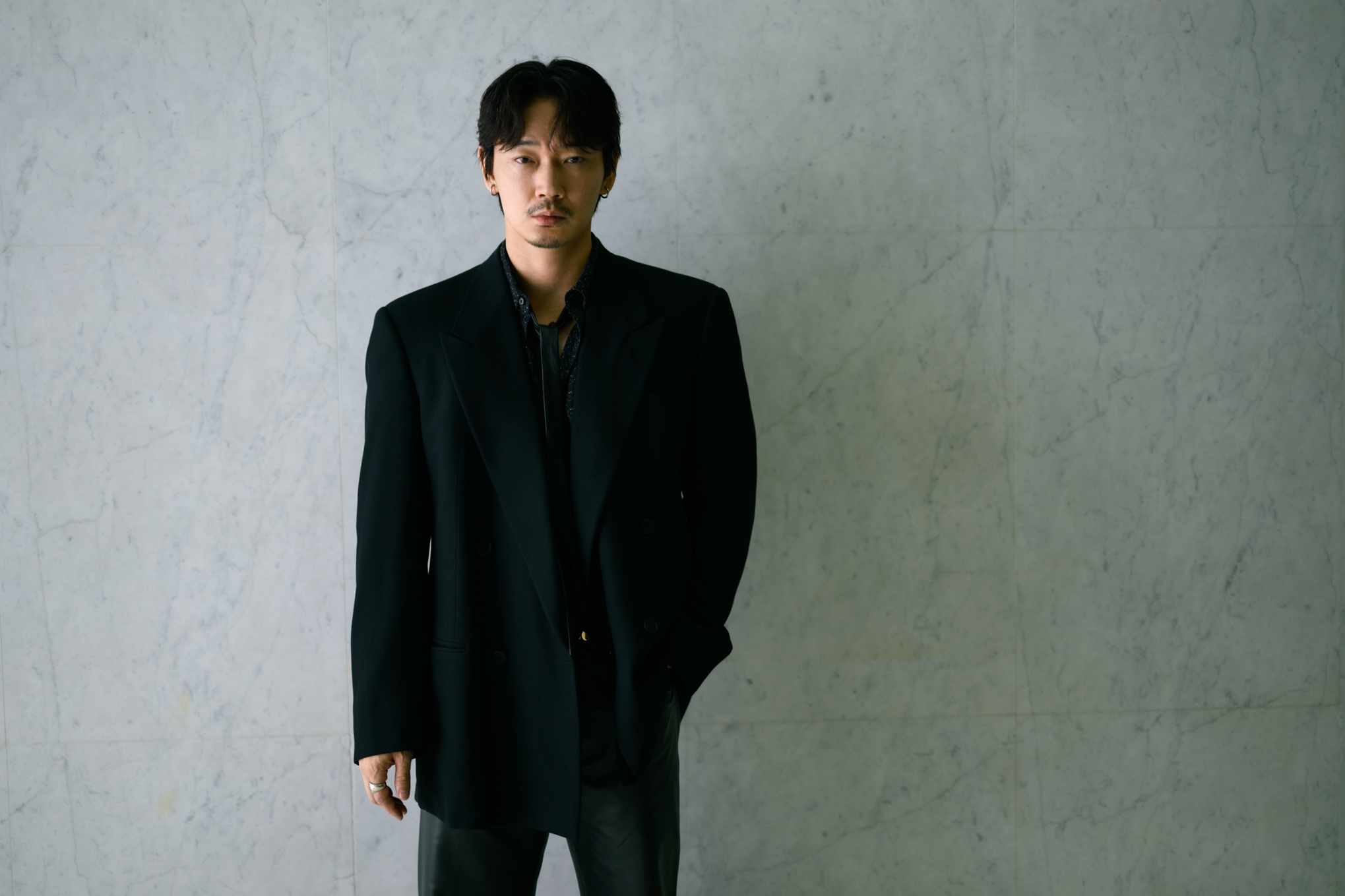 監督が「俺より役について考え抜く」と大絶賛…綾野剛が明かす、“マニアックすぎる役作り”の深いワケ「昭和40年代のラジオを聴き込んで ...